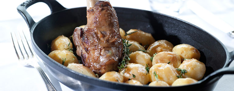 Κότσι αρνιού στη γάστρα με πατάτες | The FNL Guide