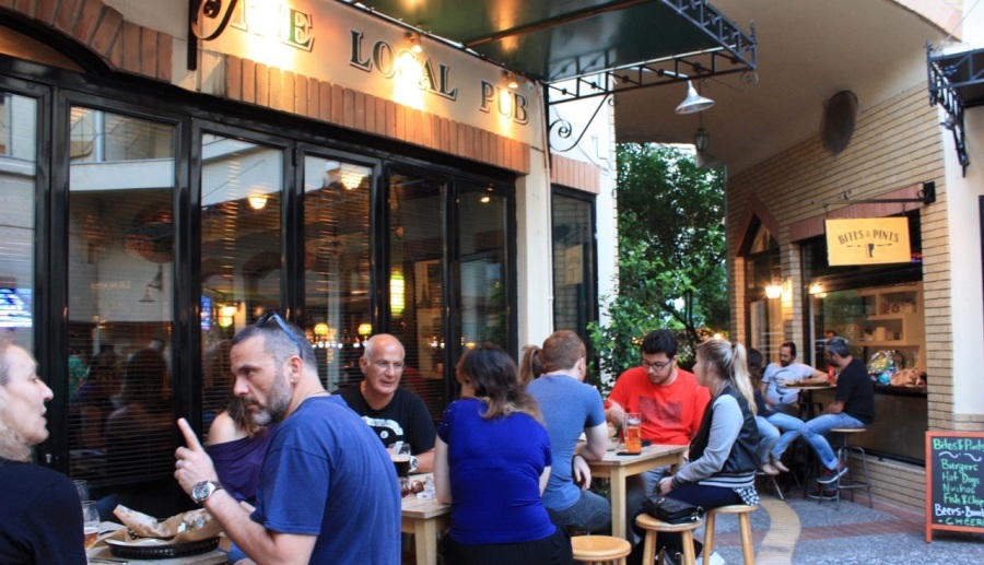 The Local Pub, μία τοπική παμπ... διεθνούς εμβέλειας! | The FNL Guide