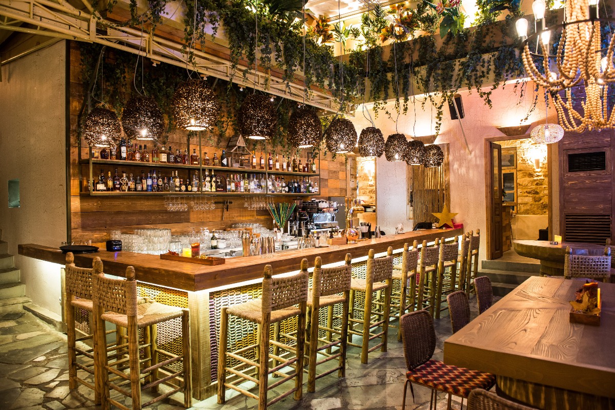 Πίνοντας καφέ Taf στην αυλή του The Sowl - The FNL Guide