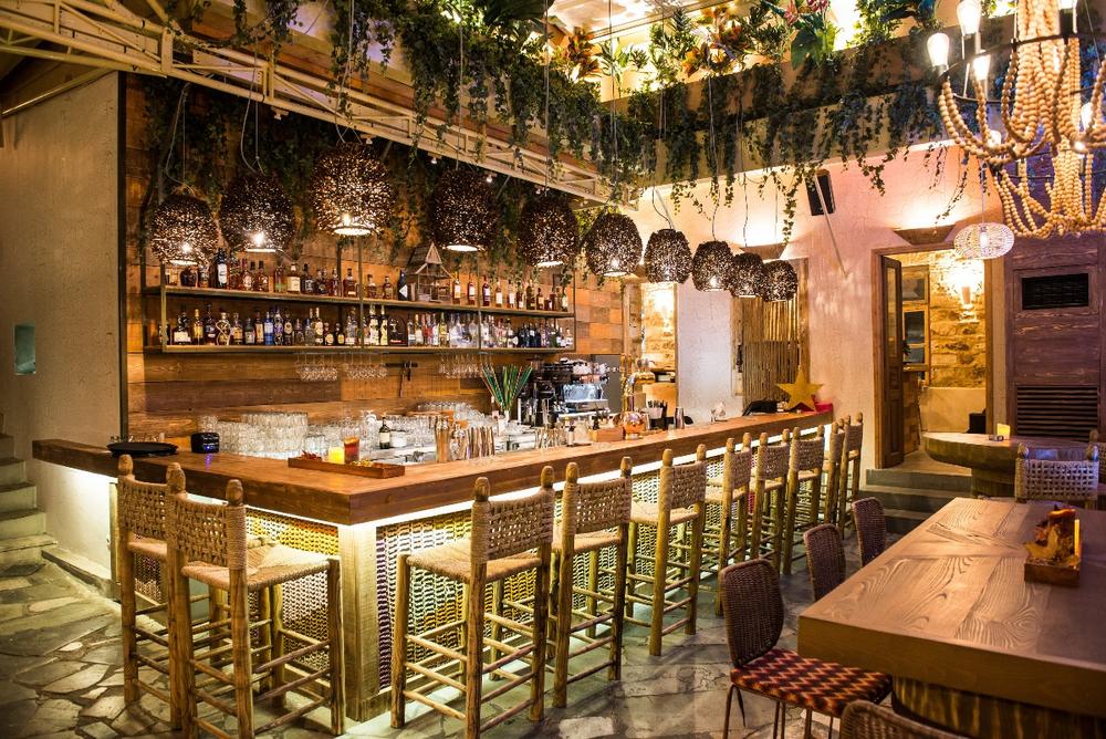 Πίνοντας καφέ Taf στην αυλή του The Sowl - The FNL Guide