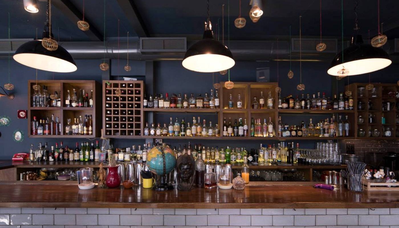 Σπίτι Cocktail bar- Κρυφοκοιτάξαμε από την κλειδαρότρυπα του σπιτιού ...