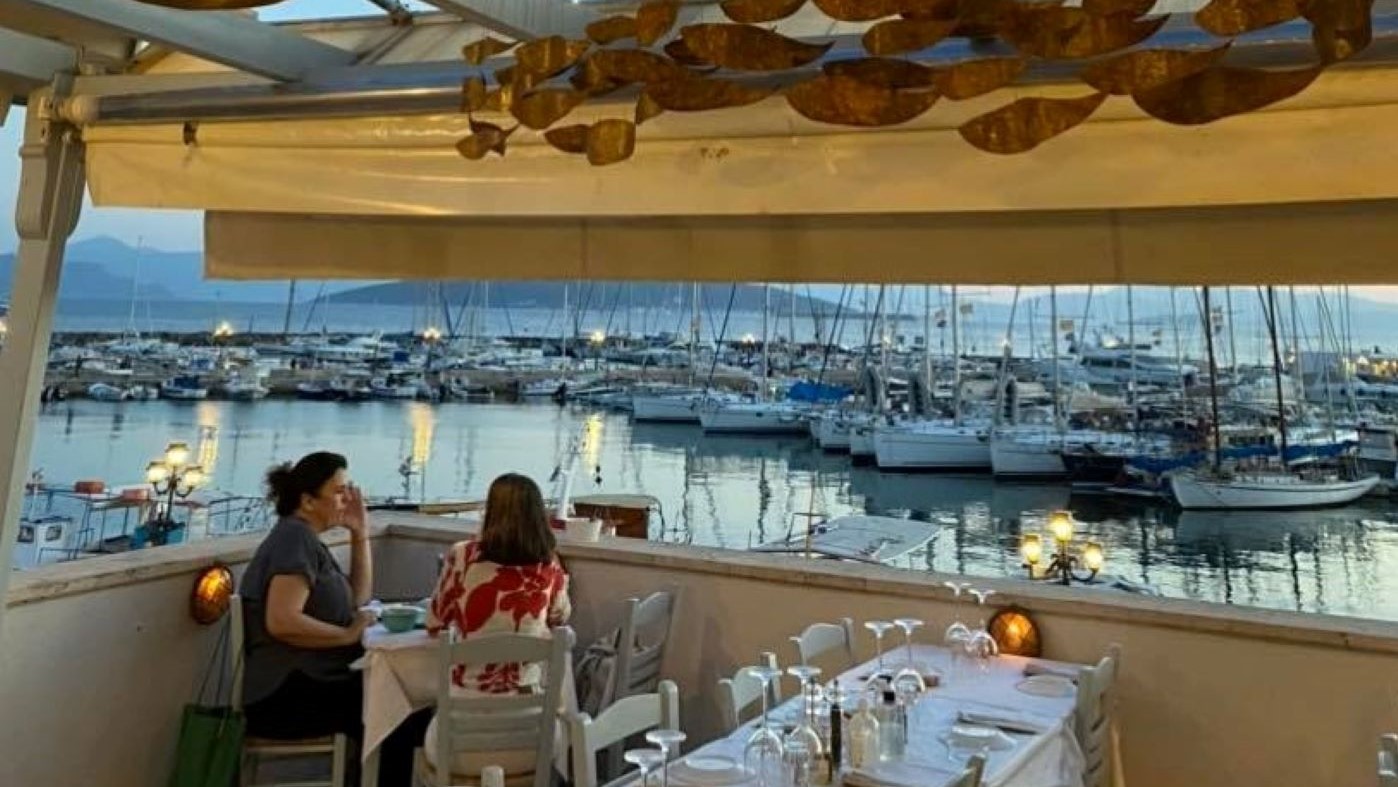 Ουζερί ο Σκοτάδης: φθινόπωρο στην προκυμαία της Αίγινας | The FNL Guide