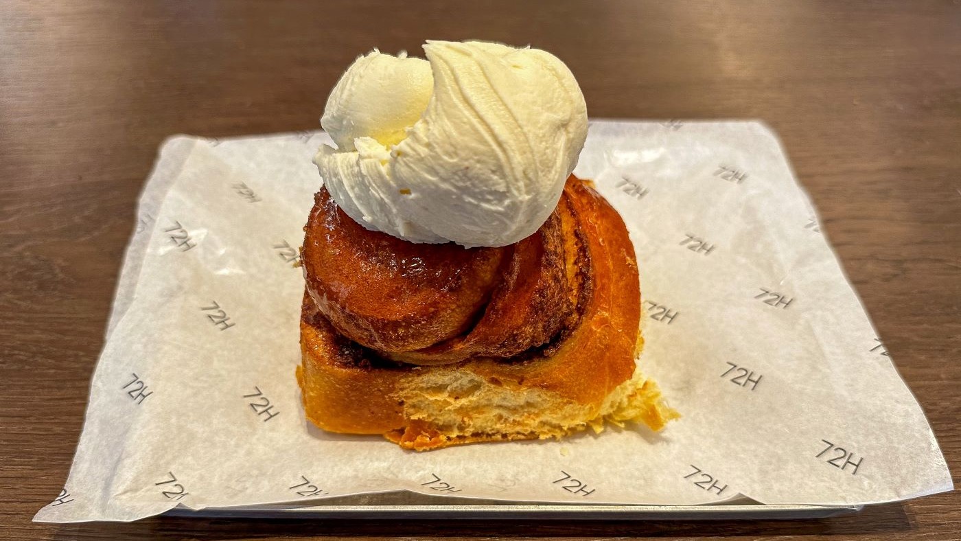To εντυπωσιακό cinnamon roll στο 72H Artisanal Bakery & Eatery Athens ...
