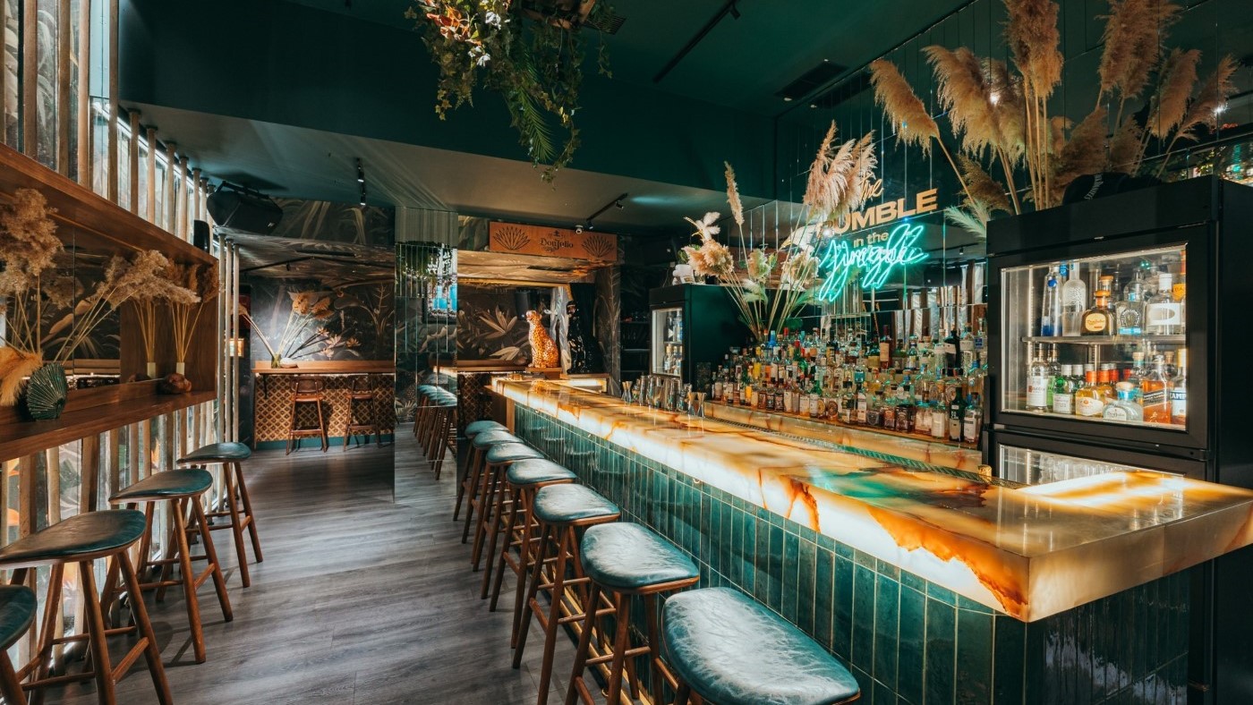 The Bar in Front of the Bar: Από ένα ποτήρι στο χέρι στην κορυφή του ...